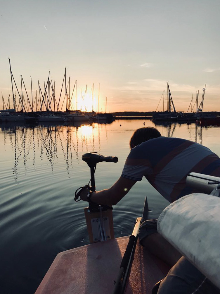 Elektroaußenbordmotor mit Lithium Akku für die Jolle – – Skipper-Marcus.de